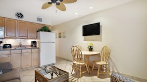Apartamento em Condomínio Fechado, 1 quarto | Cozinha privada | Um forno, uma máquina de lavar louça, mesas de jantar