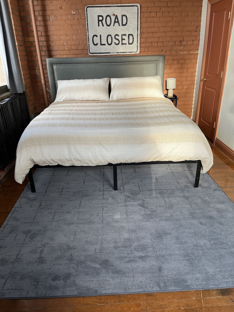 Urban King Bed Loft Free Parking Downtown - Hamtramck, MI