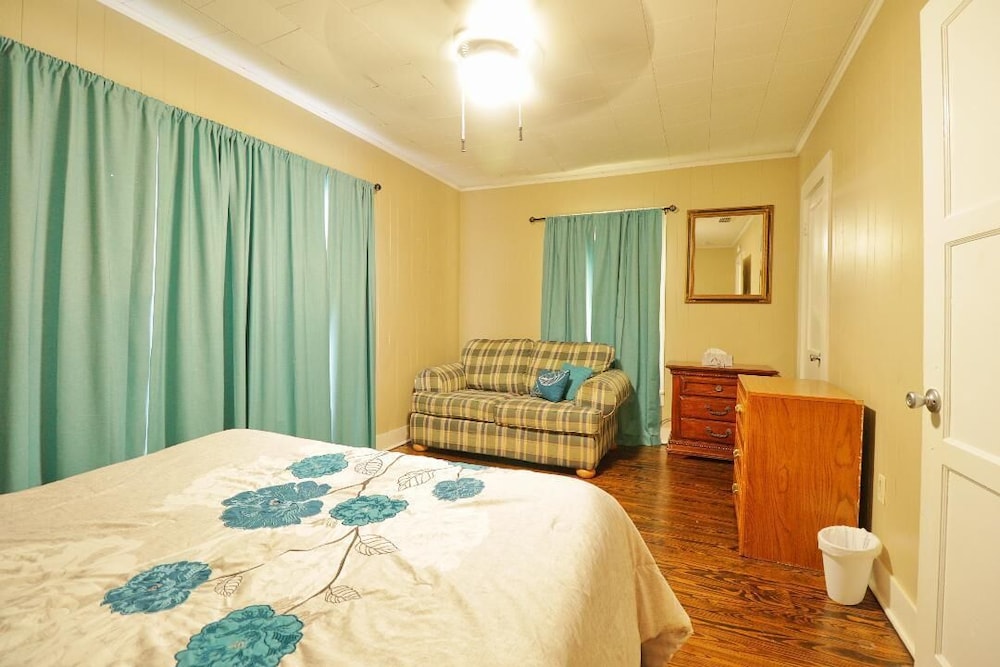 5 Minutes From Kilgore College! It's Conveniently Located To Surrounding Cities. - Longview, TX
