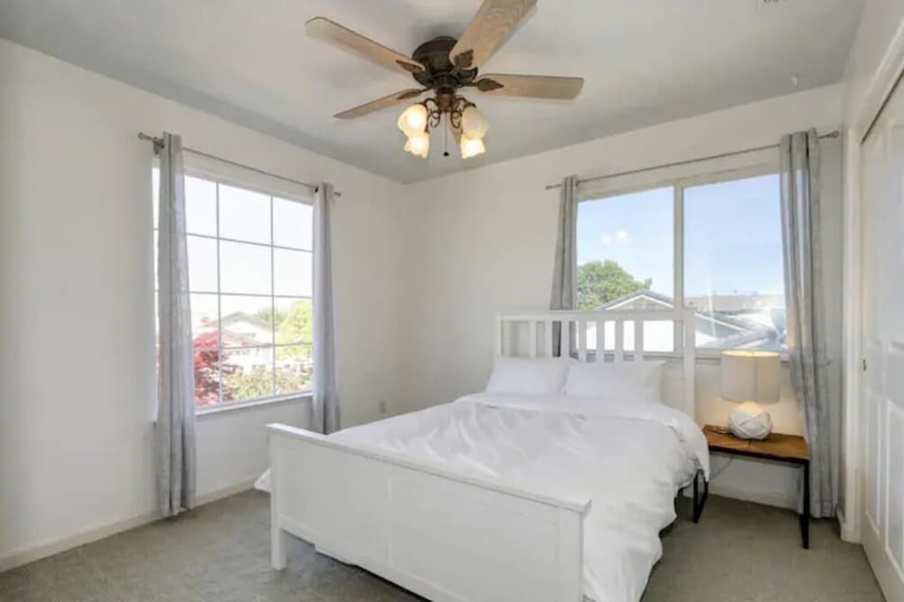 Luxurious Spa-like Oasis With Pool, 4bdr/ 3br - Vineyard, CA
