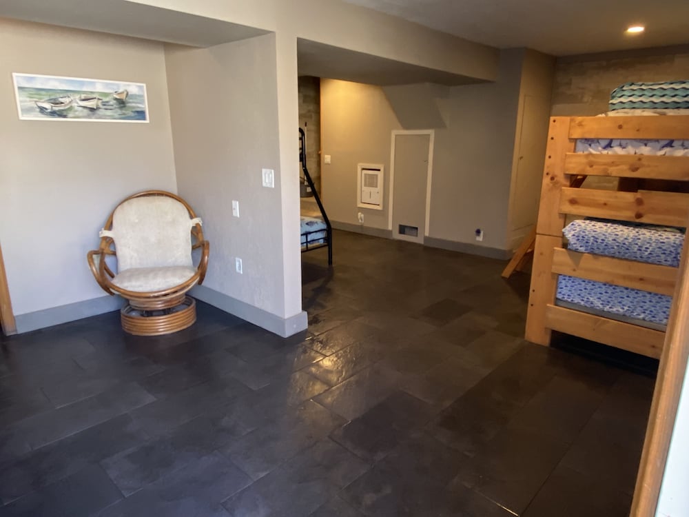 “Iris Cottage” - Cozy Cabin That Sleeps 10 - Greenleaf Lake, OK