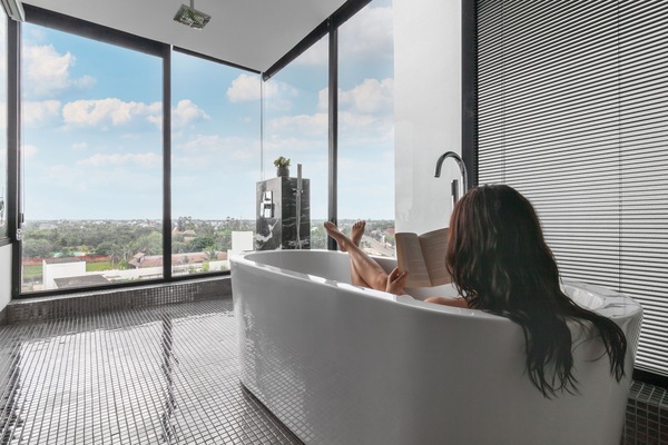Vellita Suite | Casa de banho | Um polibã, um chuveiro fixo, produtos de higiene exclusivos