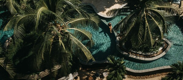 Piscina exterior, da(s) 7:00 à(s) 22:30, toldos gratuitos, guarda-sóis 