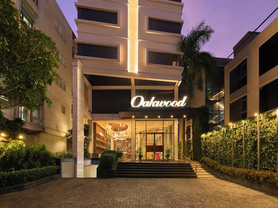 Fachada da propriedade à noite