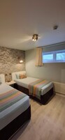 Quarto Quádruplo Familiar, 2 quartos | Roupa hipoalergénica, cofre no quarto, secretária 