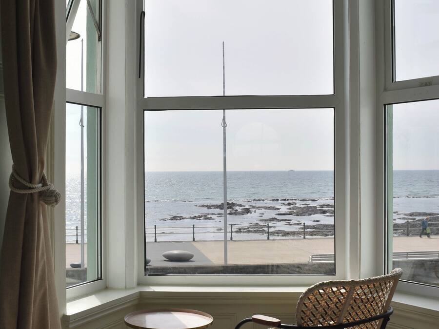 Quarto Duplo Premium | Roupa hipoalergénica, cofre no quarto, com mobília individualizada