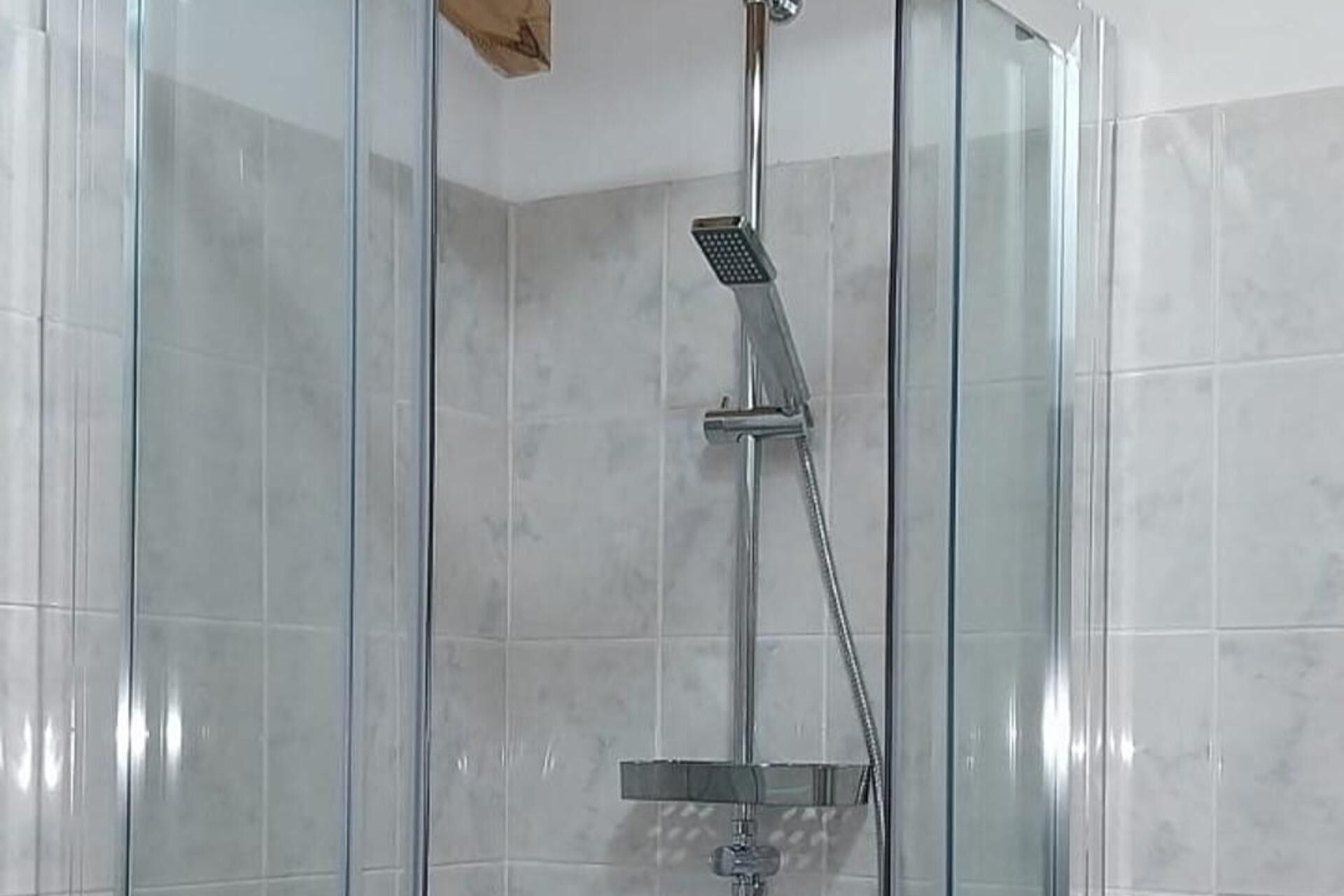 Um polibã, um secador de cabelo, toalhas fornecidas 