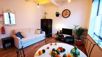 Apartamento Cidade | Sala de estar | Smart TV de 30 de cm com canais por cabo, televisor, Netflix
