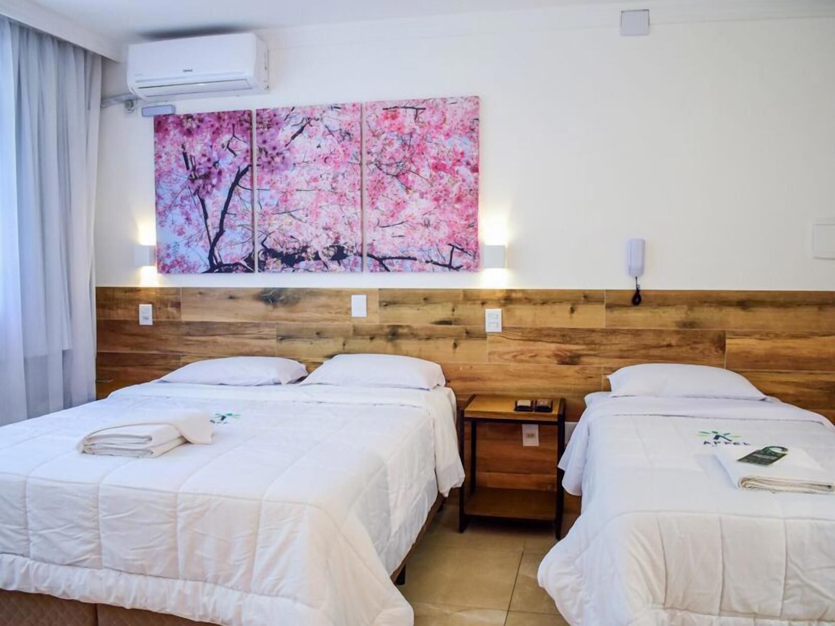Cofre no quarto, com decoração personalizada 