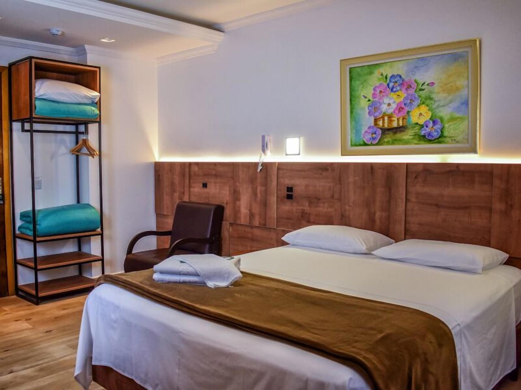 Cofre no quarto, com decoração personalizada 