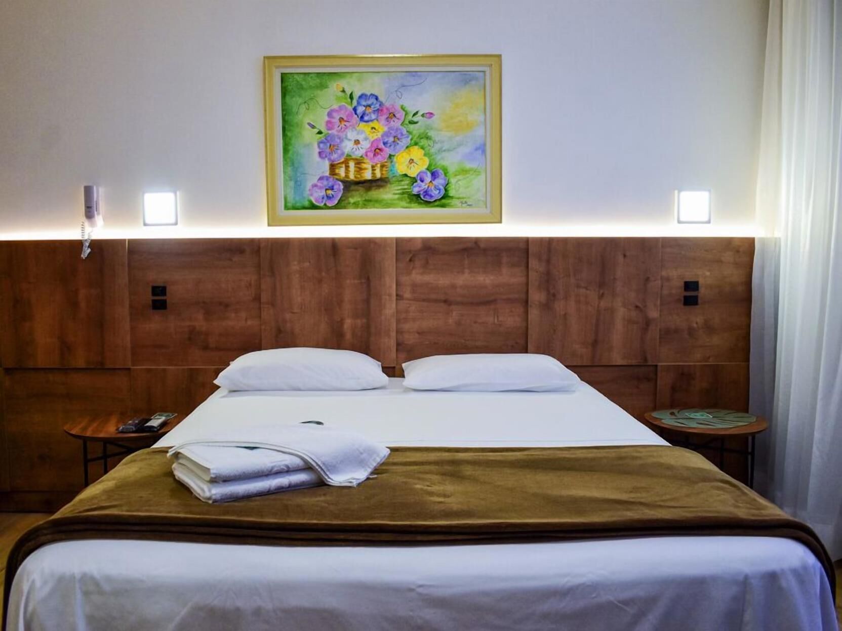 Cofre no quarto, com decoração personalizada 