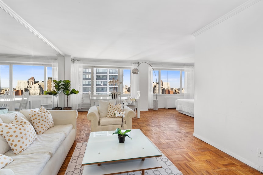 Beautiful Bright High Floor Sparkling Modern Studio Apartment - New York City