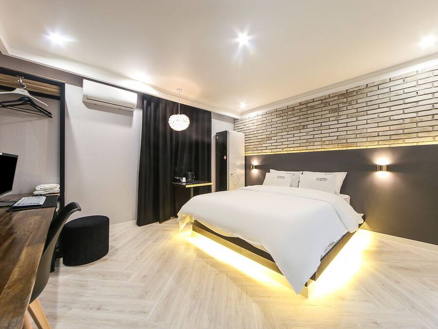 Quarto Duplo Superior | Secretária, secretária adequada para computadores portáteis