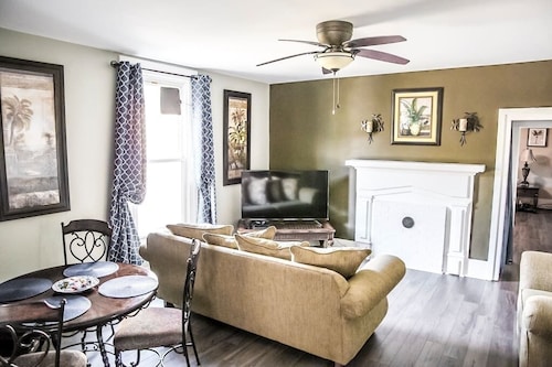 Stunning Victorian Home In Mooresville Apt. B - Mooresville, NC