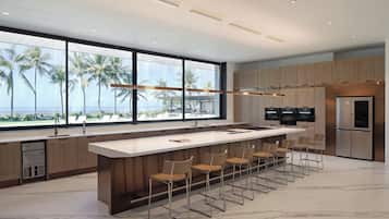 Vila superluxo, 6 quartos | Espaço de cozinha compartilhada | Geladeira, micro-ondas, fogão, cooktop