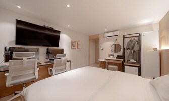Quarto superior, 1 cama Queen | Individualmente decorados, individualmente mobiliados, Wi-Fi de cortesia
