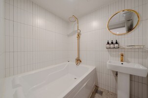 Suíte | Banheiro | Produtos de toalete grátis, secador de cabelo, roupões de banho 