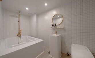 Suite Deluxe | Casa de banho | Artigos de higiene pessoal grátis, um secador de cabelo, roupões 
