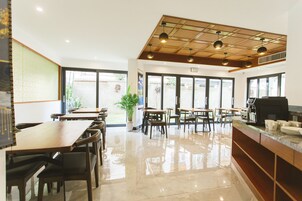 Café da manhã feito na hora grátis todos os dias