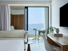 Double/Twin Room Sea View | Frigobar (abastecido com itens grátis), cofres nos quartos, escrivaninha