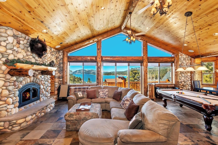 Eagle View Lodge By Destination Big Bear: Beautiful Custom-built Luxury Lakeview Cabin Located In Castle Glen Estates! Spa!pool Table! Air Conditioning Throughout Home! - California