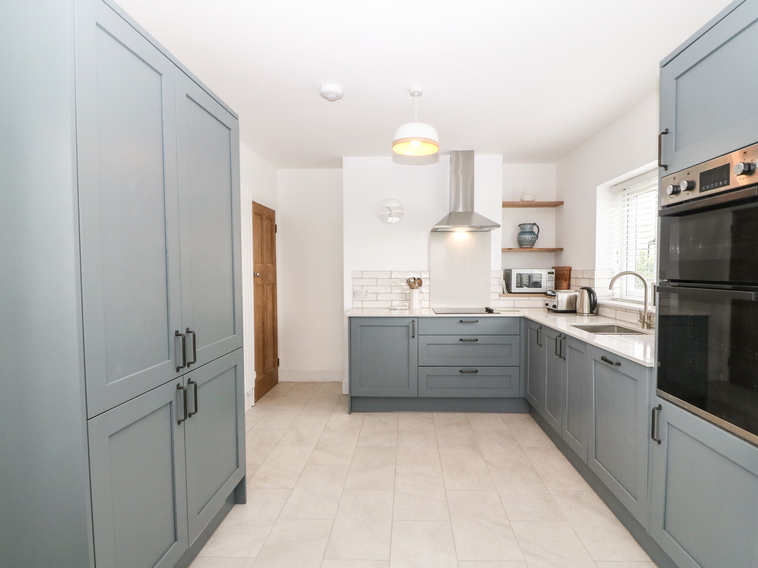 Geladeira, lava-louças, chaleira elétrica, torradeira