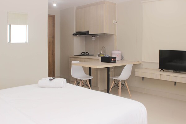 Cozy Studio At Lrt City Jatibening Apartment - Jakarta