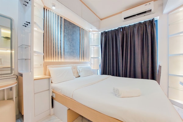 High Floor And Cozy Studio Room At Sky House Bsd Apartment - Jakarta
