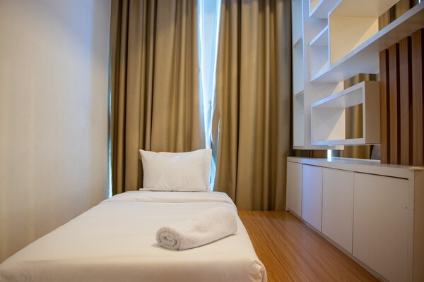 Nice And Cozy 1br With Extra Room Apartment At Capitol Park Residence - Jakarta