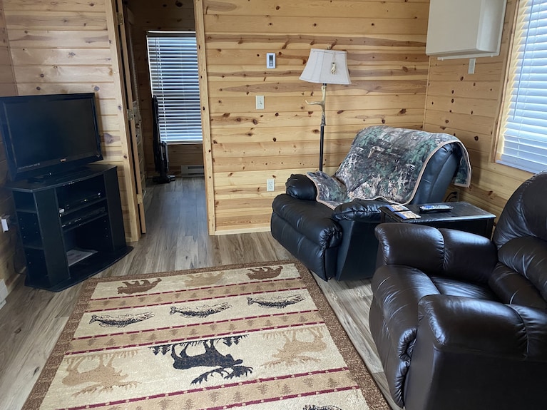 Cozy 2 Bedroom Log Cabin - North Dakota