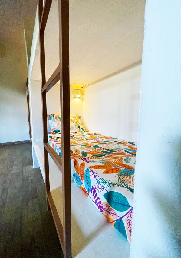 Dormitório Partilhado Exclusivo, apenas para mulheres, lanai (alpendre havaiano), no rés do chão | Ferro/tábua de engomar, Wi-fi grátis, roupa de cama fornecida
