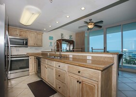 Condo, 2 quartos, sacada, vista para o oceano (505) | Cozinha privada | Geladeira grande, micro-ondas, fogão, cooktop