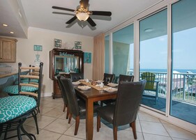 Apartamento em Condomínio Fechado, 2 quartos, varanda, vista para o oceano (505) | Refeições no quarto