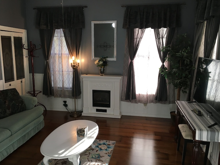 Lovely 3 Bed 2 Bath Old Fashioned House With Coffee Bar - Shreveport