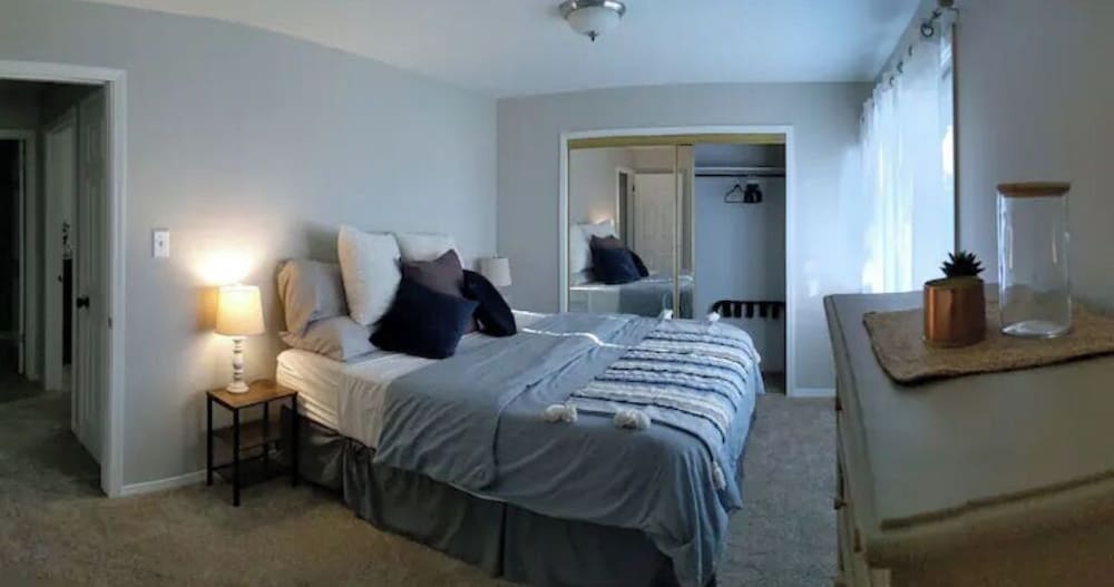 Cute & Cozy 2 Bed Townhouse With 2 Car Garage - Cheyenne, WY