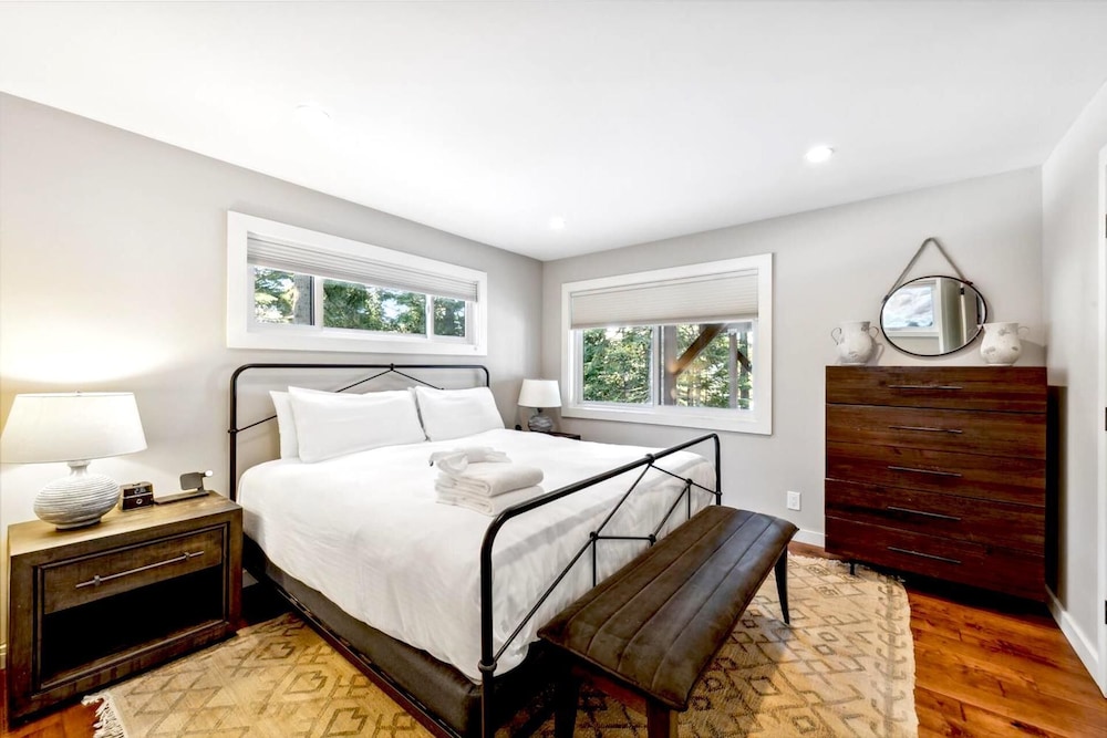 The Treehouse: Hot Tub, New Remodel, Ev Charger, 3 King Beds, 2 En Suites - North Lake Tahoe, CA