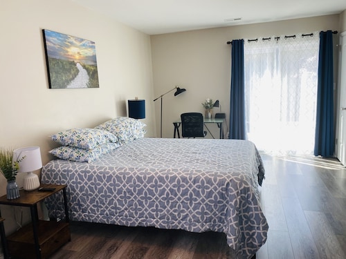 Bright Open House Near Beach, Fenced Deck And Yard - Croatan Beach, VA