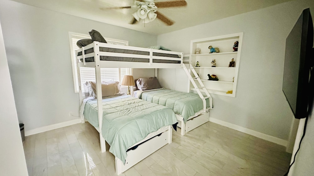 Waterfront House With Heated Pool, Jacuzzi & Private Dock - Fort Myers, FL