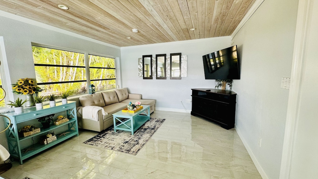 Waterfront House With Heated Pool, Jacuzzi & Private Dock - フォート・マイヤーズ, FL