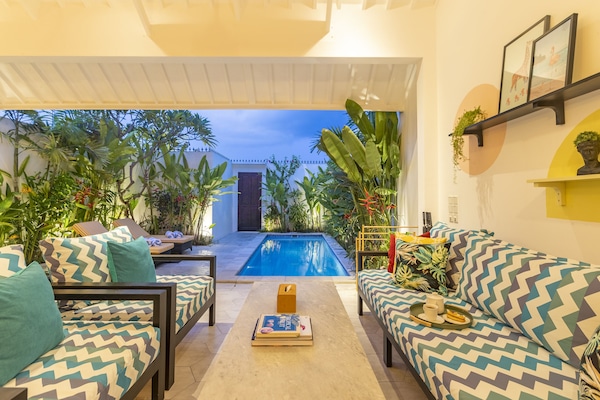 Villa Comfort | Sala de estar | Smart TV de 34 polegadas com canais por cabo, televisor