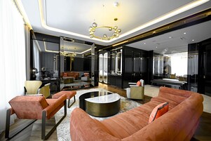 Quarto Duplo Executivo | Roupa hipoalergénica, minibar, cofre com capacidade para portátil 