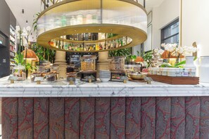 Pequeno-almoço tipo buffet diário mediante uma taxa 