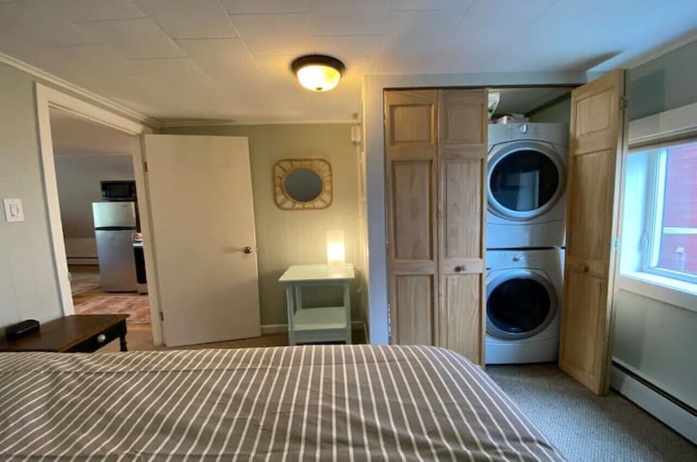 Top Floor River View Apartment - Maine