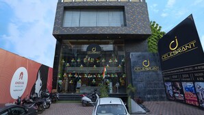 Um hotel moderno com um letreiro chamativo 'CELEBRANT', grandes janelas e uma entrada visível.