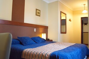 Quarto Duplo Standard, 1 cama queen-size | Edredões de penas, cofre no quarto, secretária, Wi-fi grátis