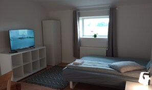 Quarto casal básico de uso individual | Wi-Fi de cortesia, roupa de cama