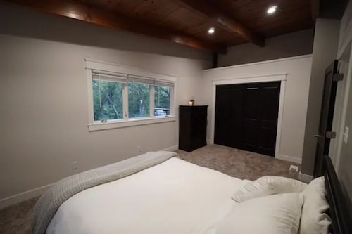 Stunning Home! Hottub, Arcade-special Fall Rates! - Iowa