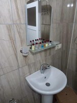 Produtos de toalete grátis, secador de cabelo, roupões de banho 