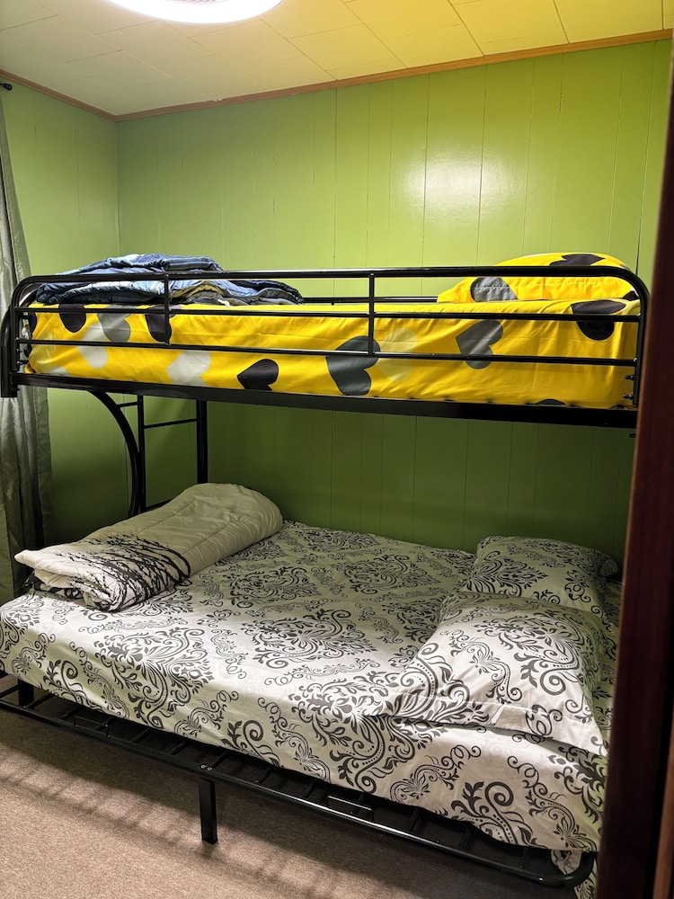 Lake Front Hideaway Resort 10 Total Cabins-lake View And Private Beach - Kawartha Lakes