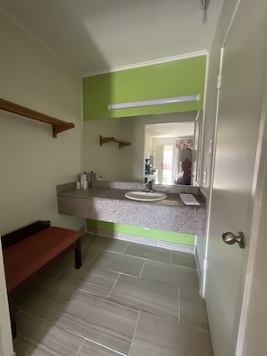 Quarto solteiro standard, para fumantes | Banheiro | Toalhas de banho 
